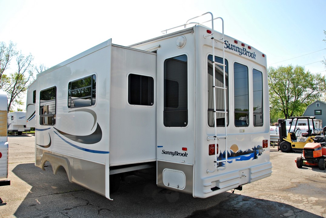 2004 Sunnybrook Titan 31BWFS Fifth Wheel